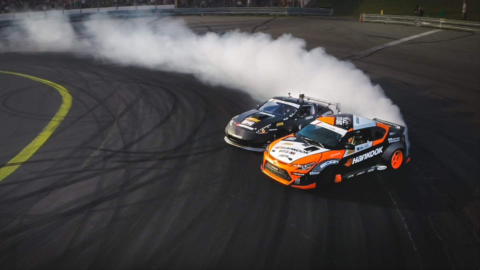 Fotógrafo capta momento de "drift iluminado" nos Estados Unidos